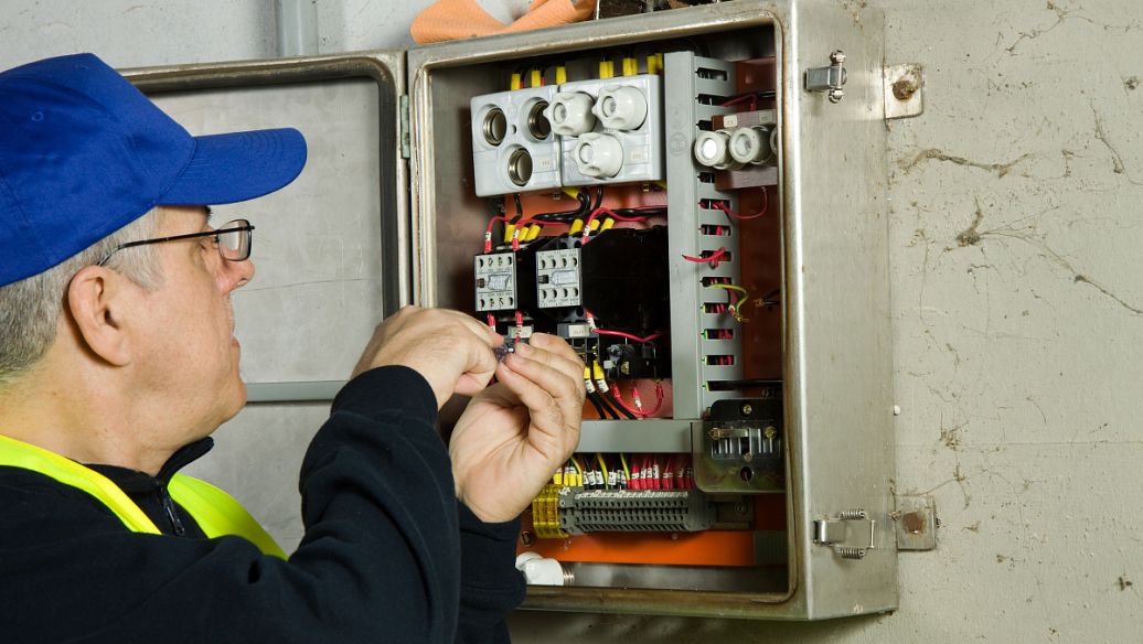 How to Fix Circuit Breaker Red & Green Light Issues - Weisho Electric ...